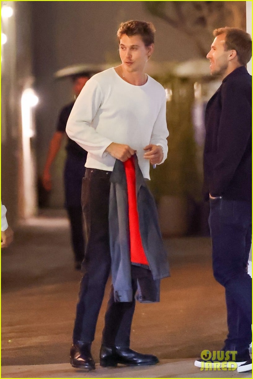 Austin Butler Hangs Out with Friends While Stepping Out for Dinner in L ...