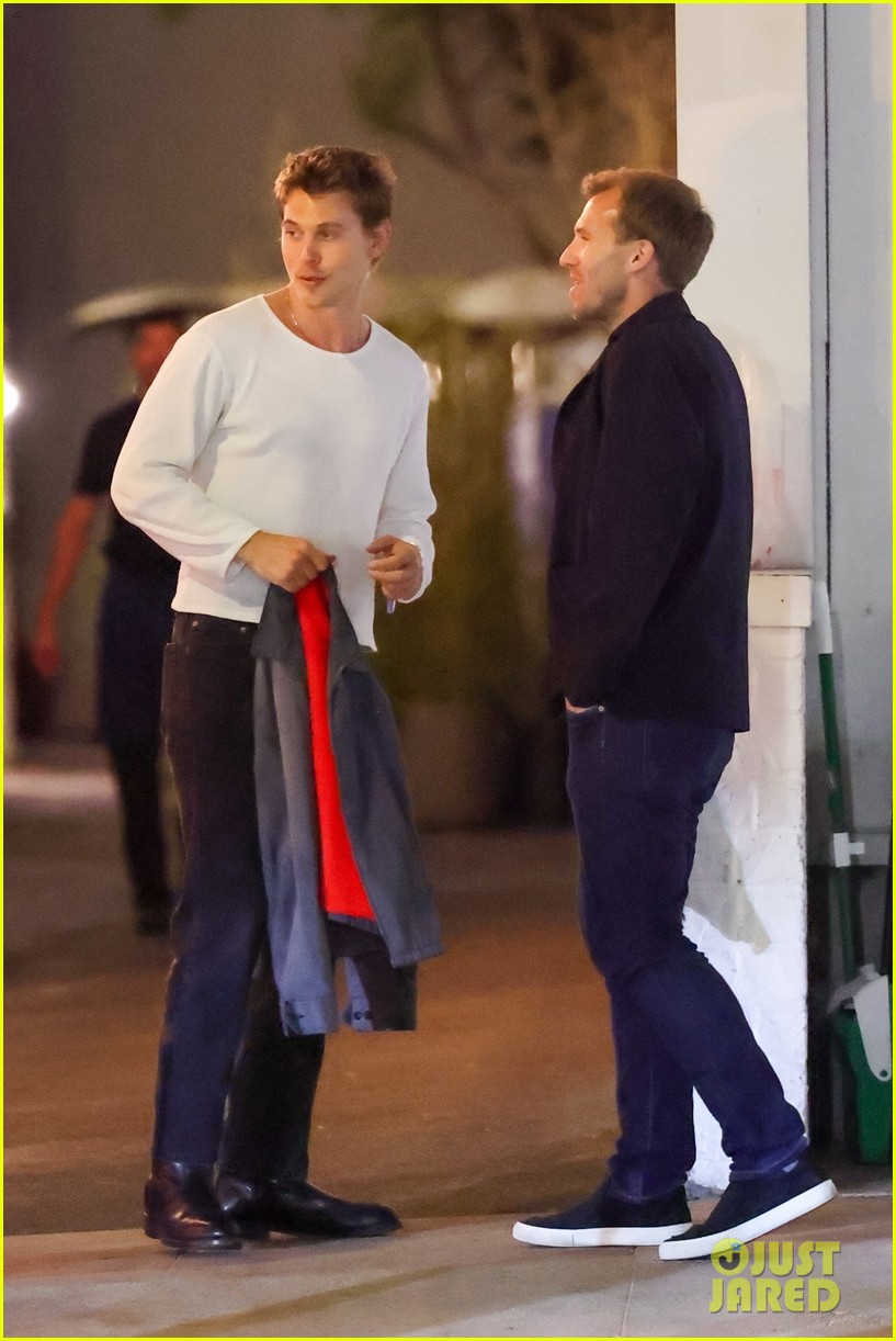 Austin Butler Hangs Out with Friends While Stepping Out for Dinner in L ...