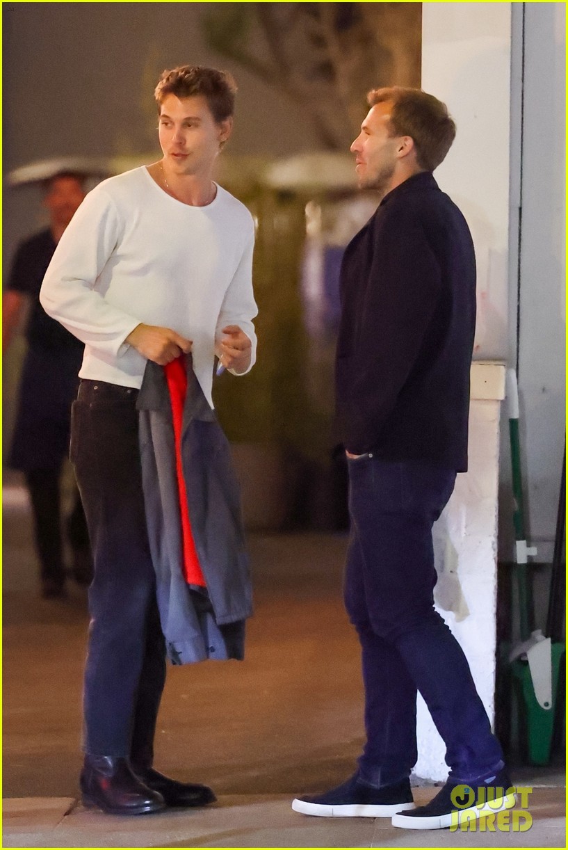 Austin Butler Hangs Out with Friends While Stepping Out for Dinner in L ...