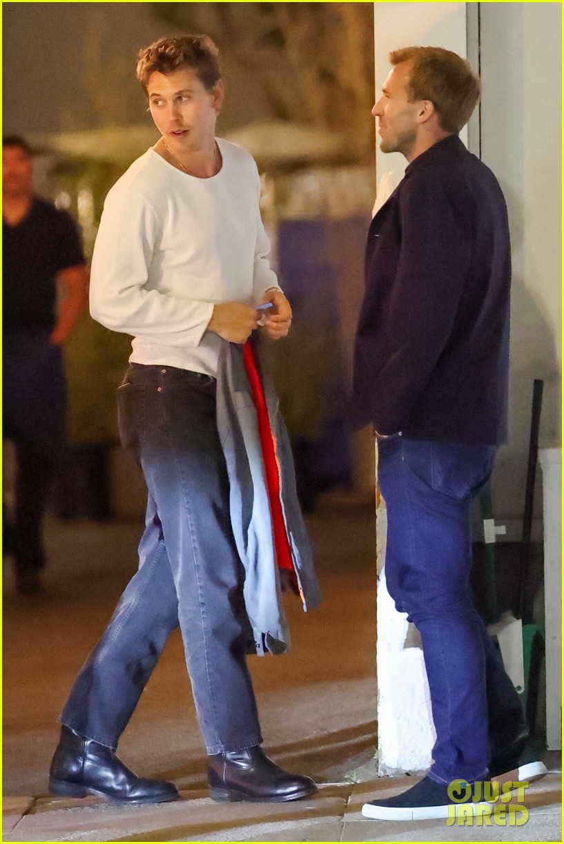 Austin Butler Hangs Out with Friends While Stepping Out for Dinner in L ...