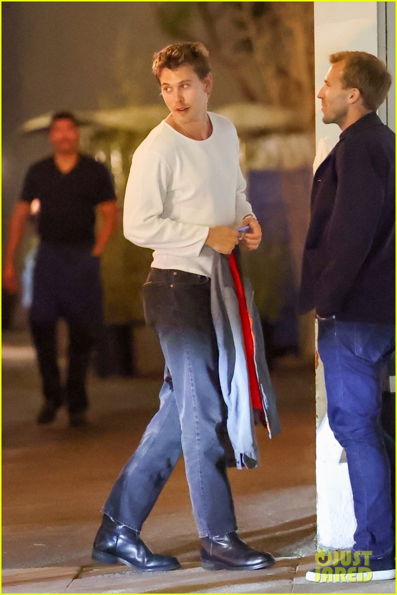 Austin Butler Hangs Out with Friends While Stepping Out for Dinner in L.A.: Photo 5146774 ...