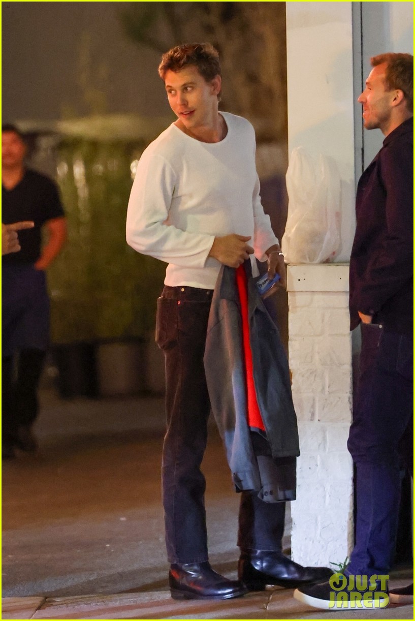 Austin Butler Hangs Out with Friends While Stepping Out for Dinner in L ...
