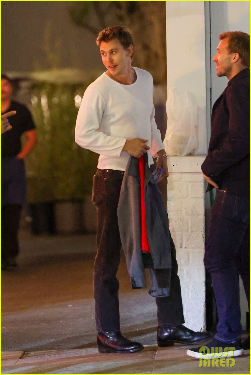 Austin Butler Hangs Out with Friends While Stepping Out for Dinner in L ...