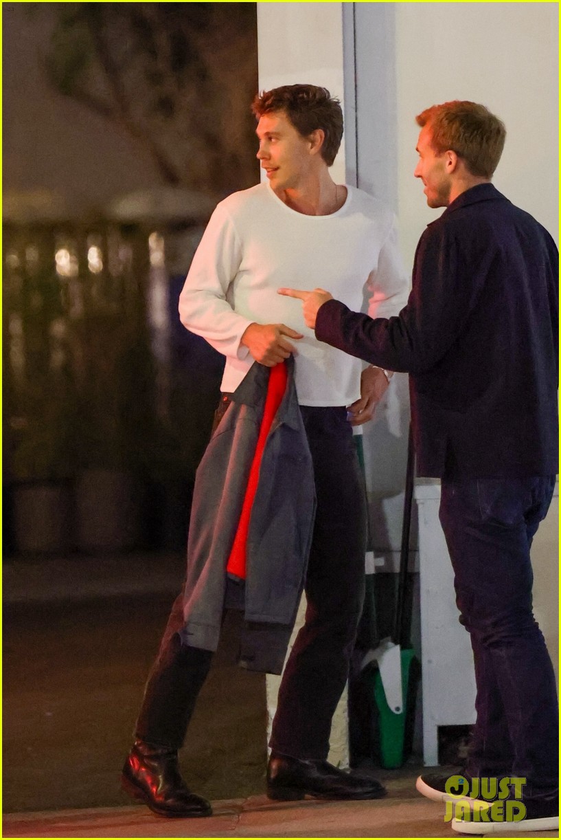 Austin Butler Hangs Out with Friends While Stepping Out for Dinner in L ...