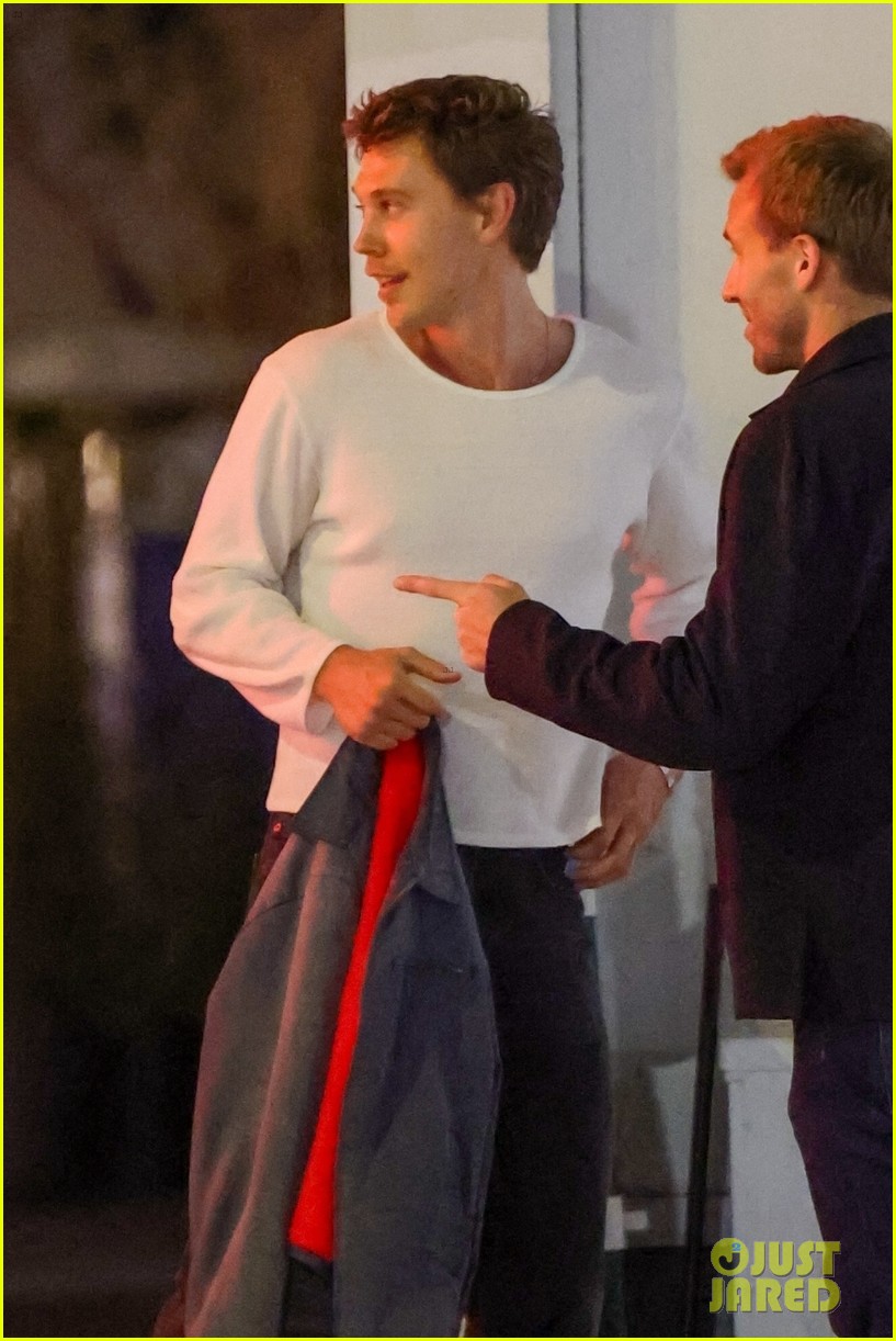 Austin Butler Hangs Out with Friends While Stepping Out for Dinner in L ...