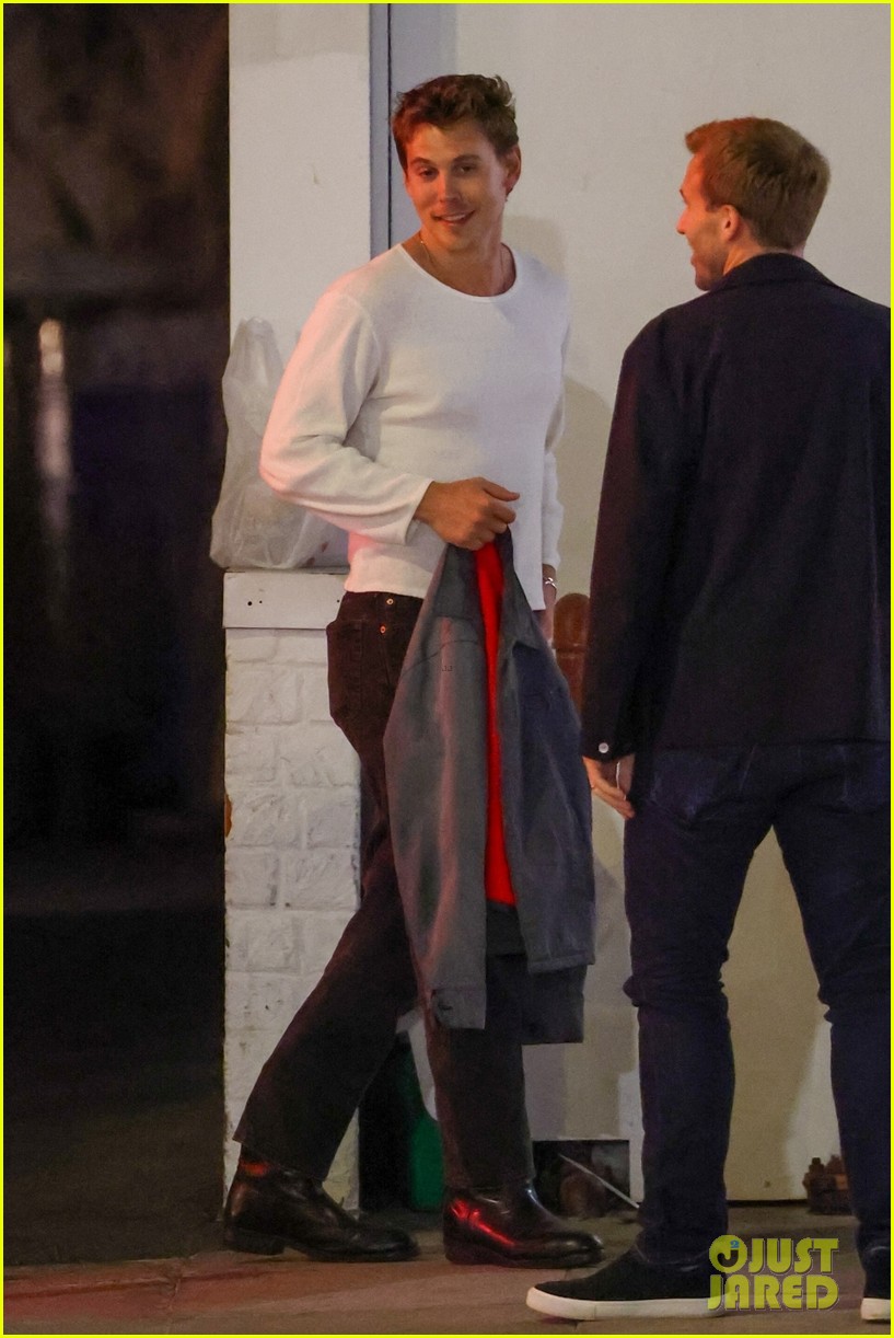Austin Butler Hangs Out with Friends While Stepping Out for Dinner in L ...