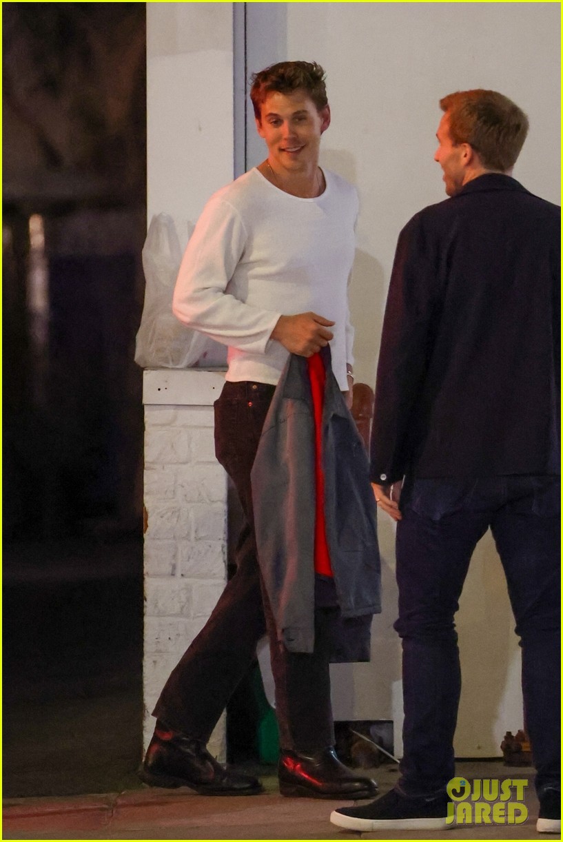 Austin Butler Hangs Out with Friends While Stepping Out for Dinner in L ...