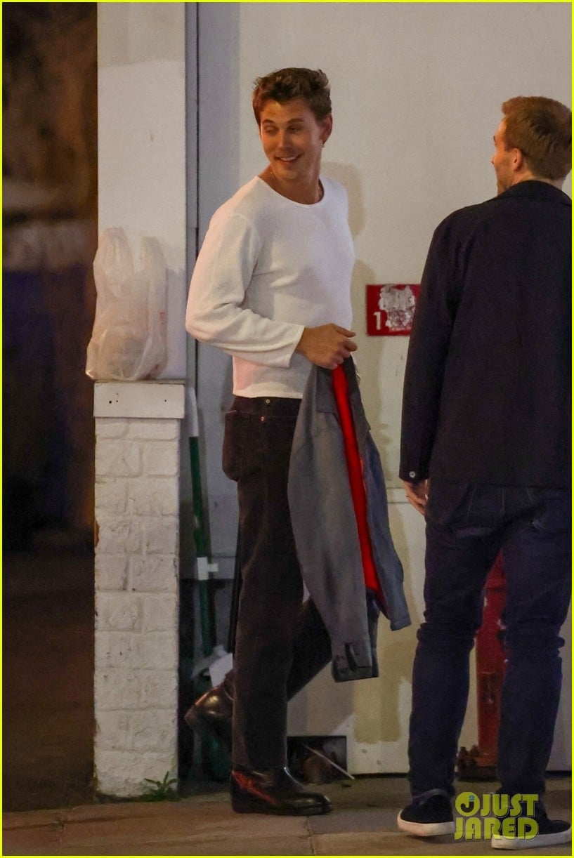 Austin Butler Hangs Out with Friends While Stepping Out for Dinner in L ...