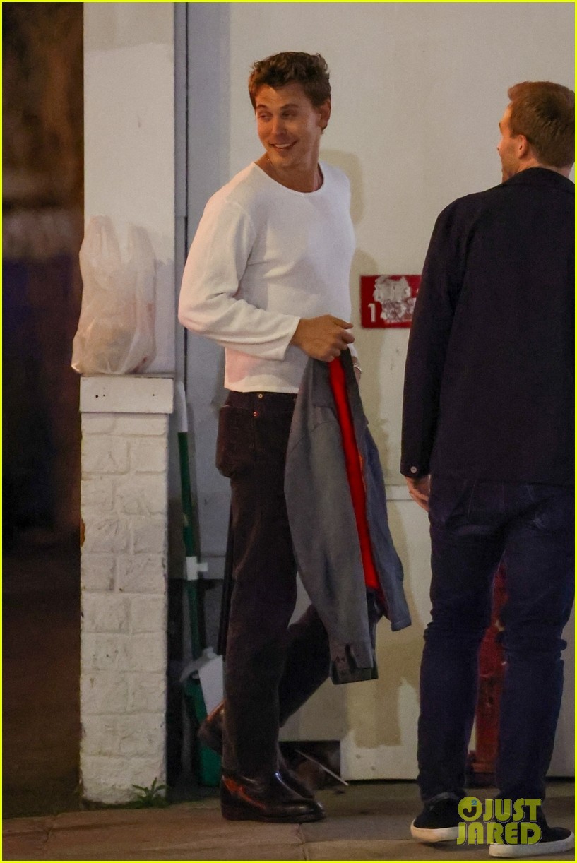 Austin Butler Hangs Out with Friends While Stepping Out for Dinner in L ...