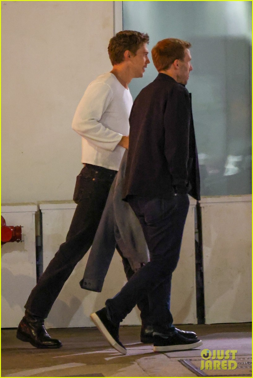 Austin Butler Hangs Out with Friends While Stepping Out for Dinner in L ...