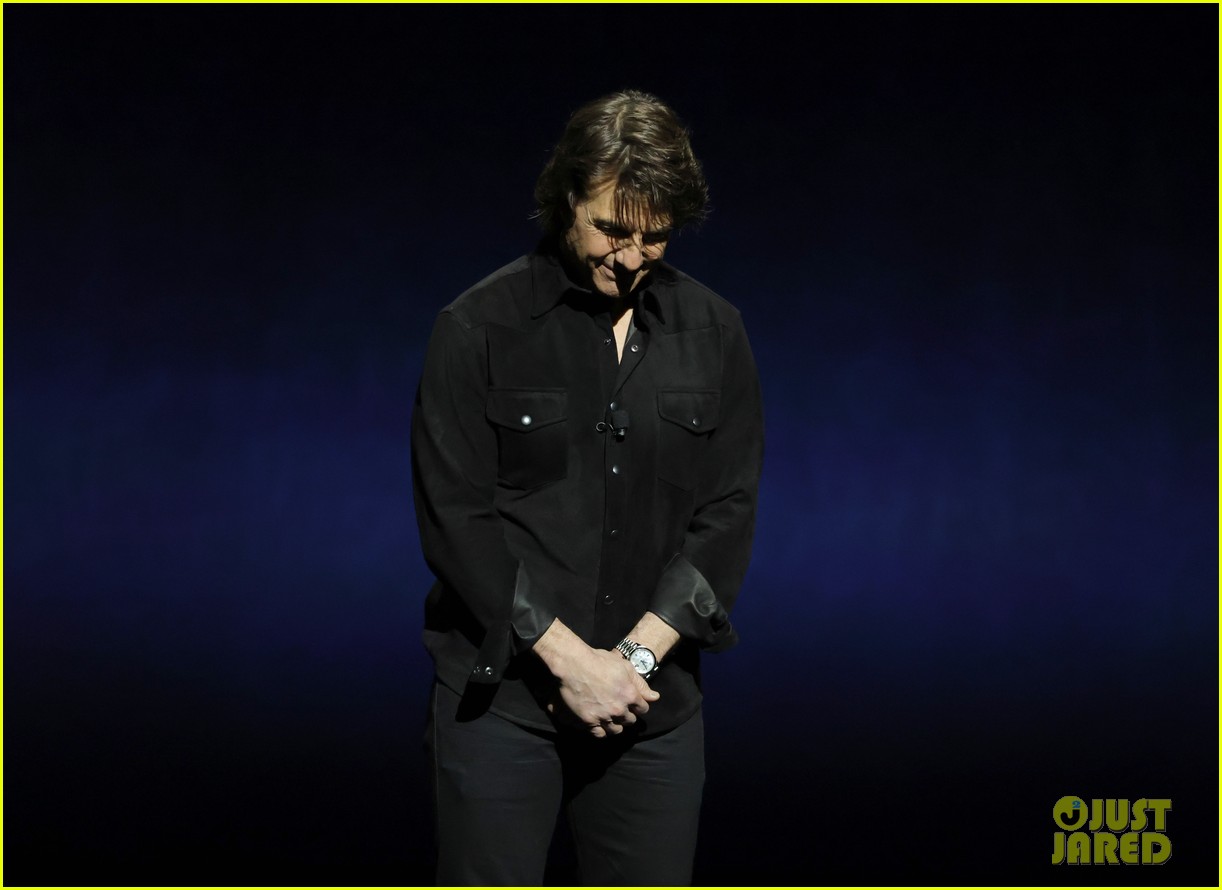 Tom Curise Leads Moment of Silence for 'Top Gun' Co-Star Val Kilmer at ...