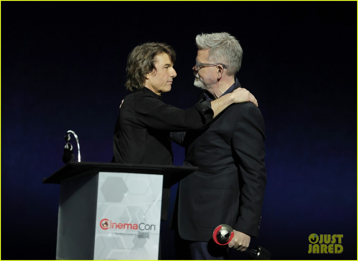 Tom Curise Leads Moment of Silence for 'Top Gun' Co-Star Val Kilmer at ...