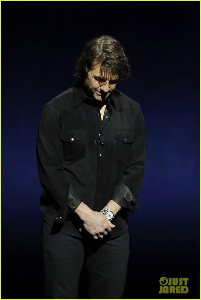 Tom Curise Leads Moment of Silence for 'Top Gun' Co-Star Val Kilmer at ...