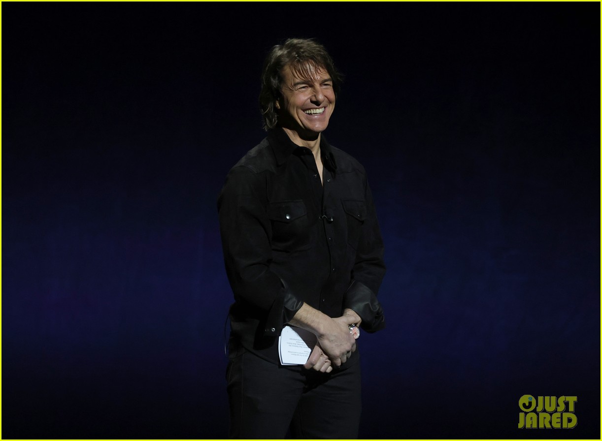 Tom Curise Leads Moment of Silence for 'Top Gun' Co-Star Val Kilmer at ...