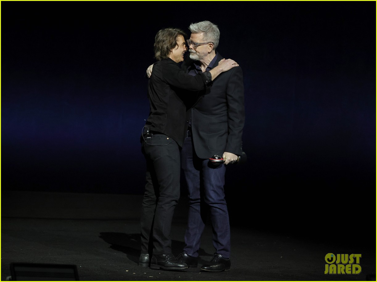 Tom Curise Leads Moment of Silence for 'Top Gun' Co-Star Val Kilmer at ...