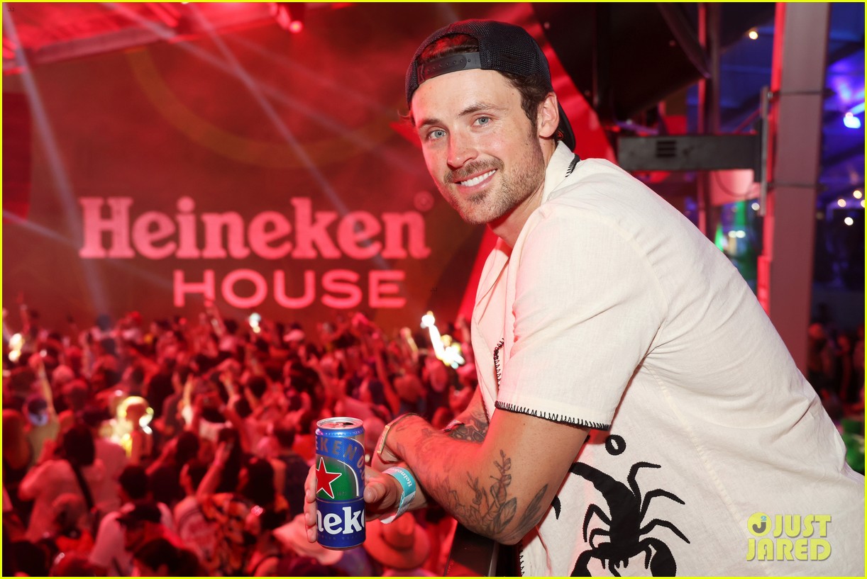 Dylan Efron Bares His Abs During Coachella Appearance!: Photo 5145471 ...