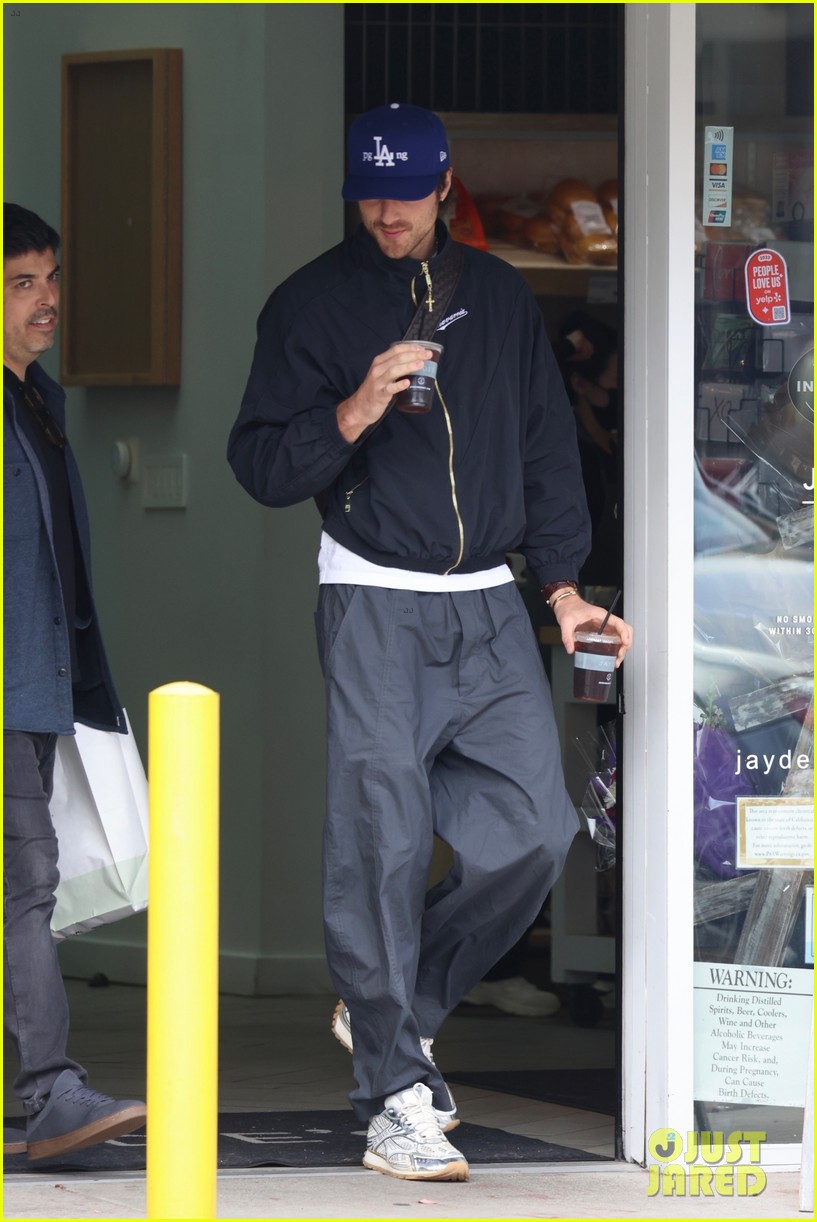 Jacob Elordi Keeps Low Profile on Coffee Run in Los Angeles: Photo ...