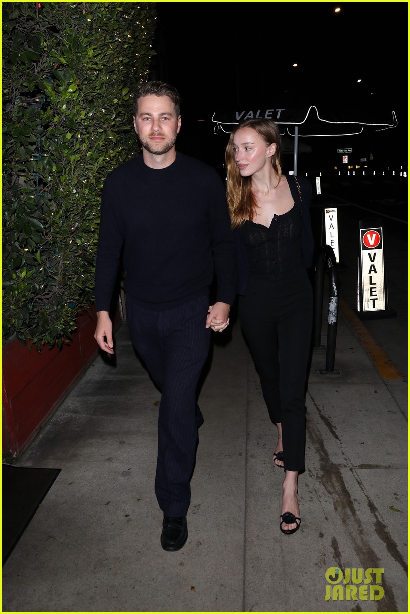 Phoebe Dynevor & Fiancé Cameron Fuller Hold Hands on Date Night: Photo 5145320 | Photos | Just ...