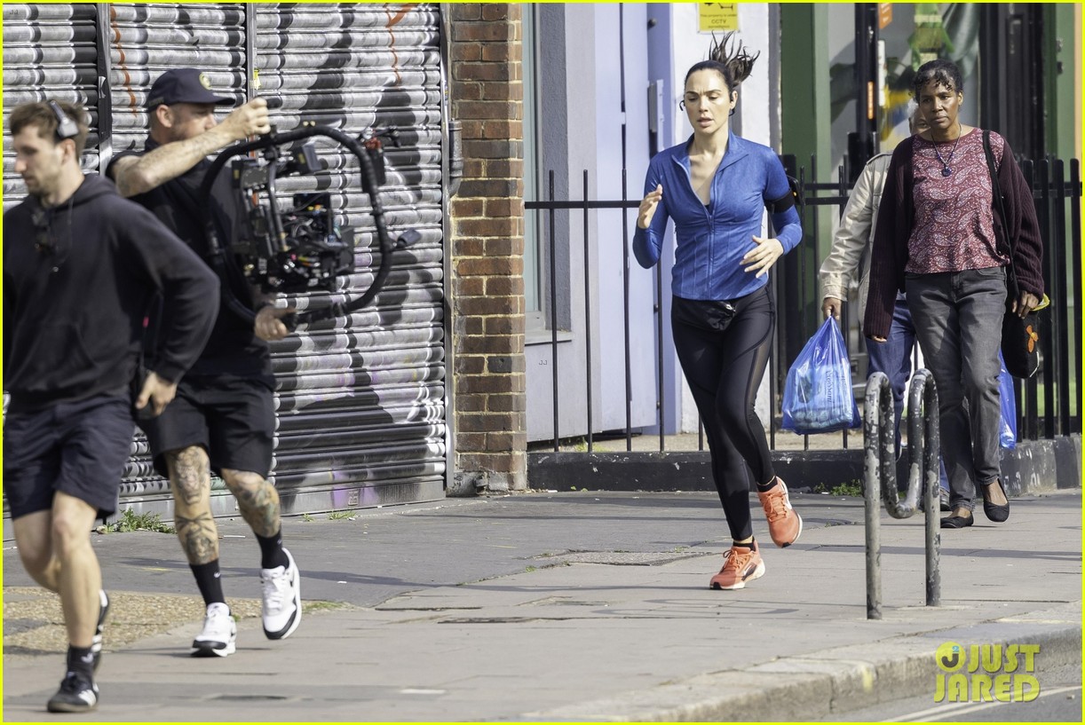 Gal Gadot Runs the Streets of London in Tracksuit While Filming 'The ...