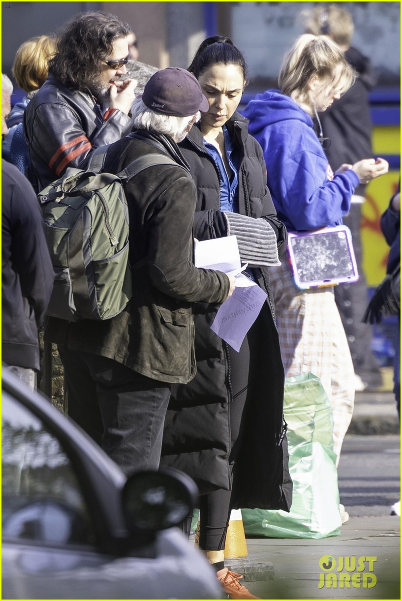 Gal Gadot Runs the Streets of London in Tracksuit While Filming 'The ...