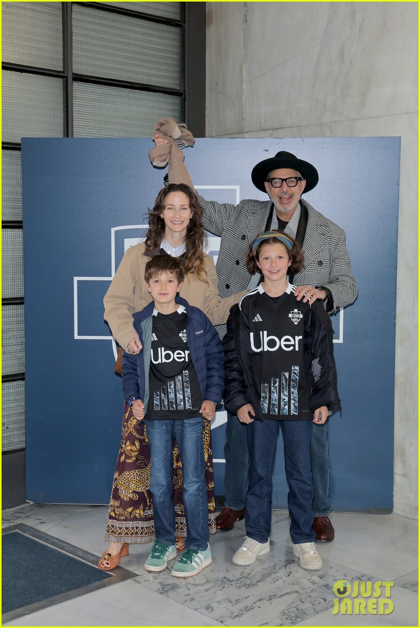 Jeff Goldblum & Wife Emilie Brings Sons Charlie & River to Como 1907 Vs ...