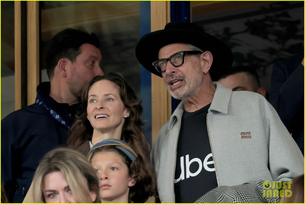 Jeff Goldblum & Wife Emilie Brings Sons Charlie & River to Como 1907 Vs ...