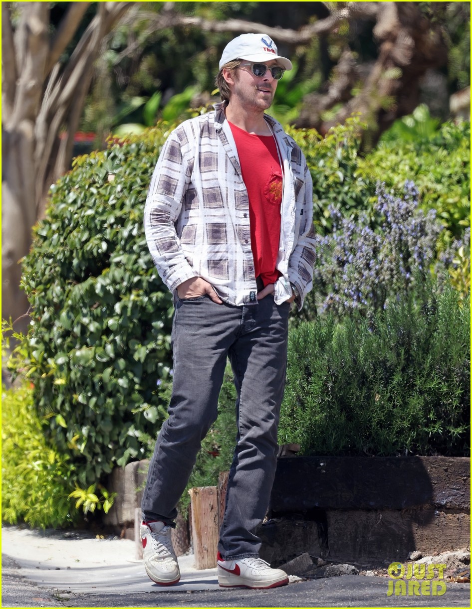 Ryan Gosling Spends the Afternoon Running Errands in Santa Monica ...