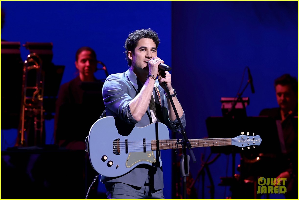 Tom Hanks, Paul Rudd, Ayo Edebiri, & More Stars Support a 'Night of ...