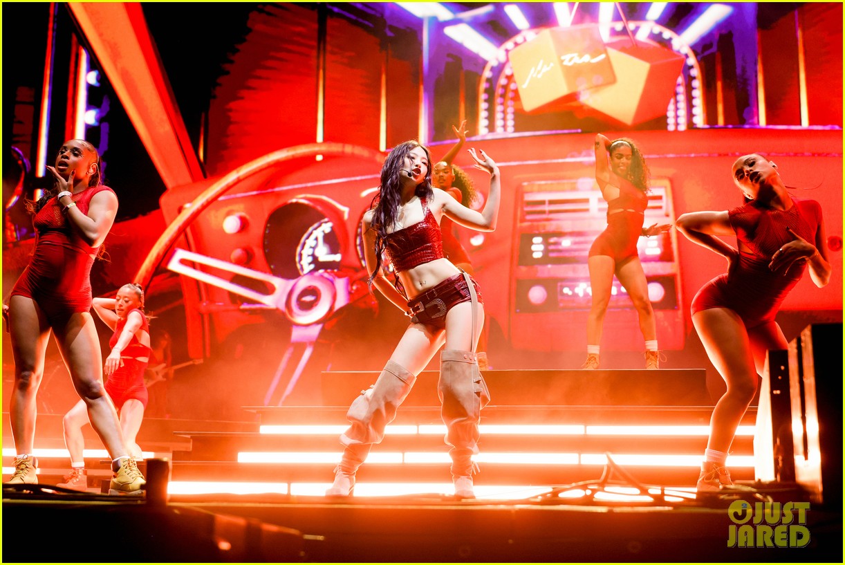 Blackpink's Jennie Gets Support from Lisa & Rosé at Coachella 2025 Set (Photos & Videos): Photo ...