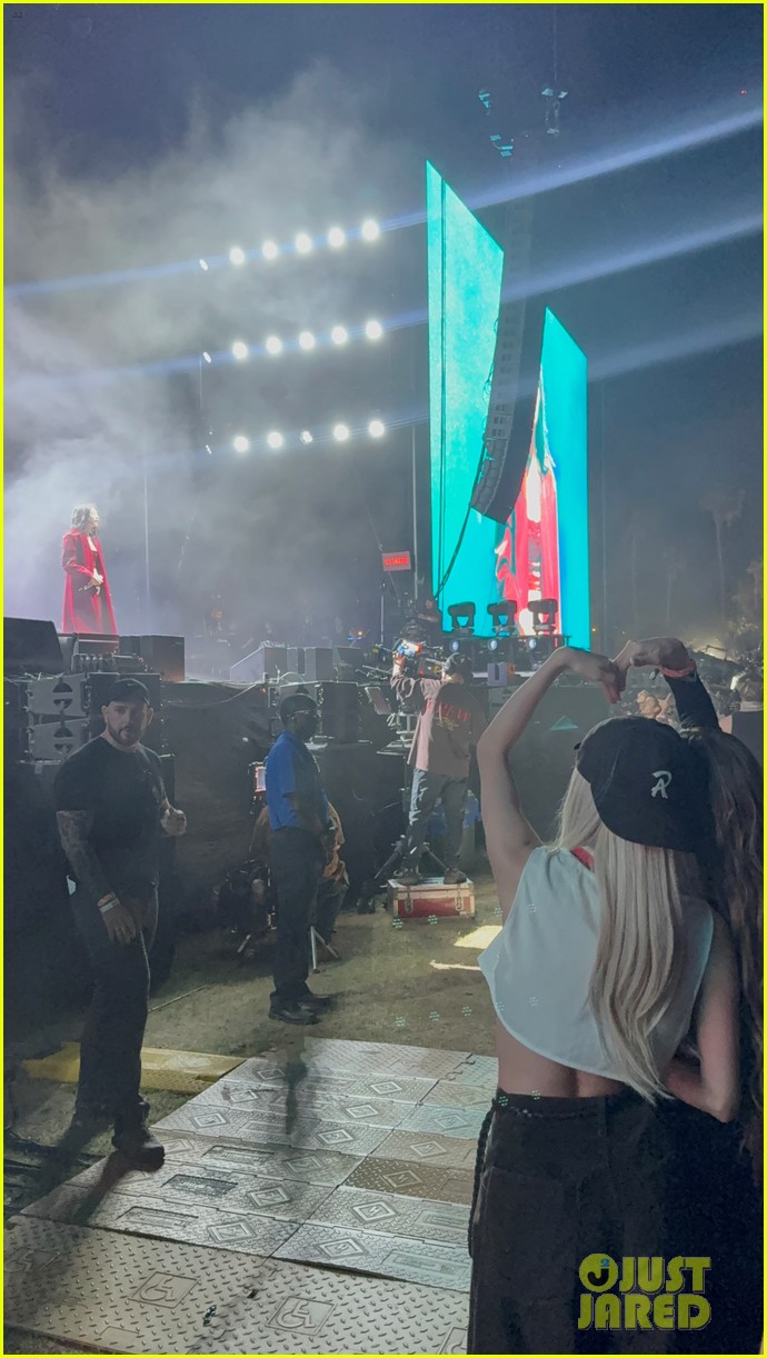 Blackpink's Jennie Gets Support from Lisa & Rosé at Coachella 2025 Set ...