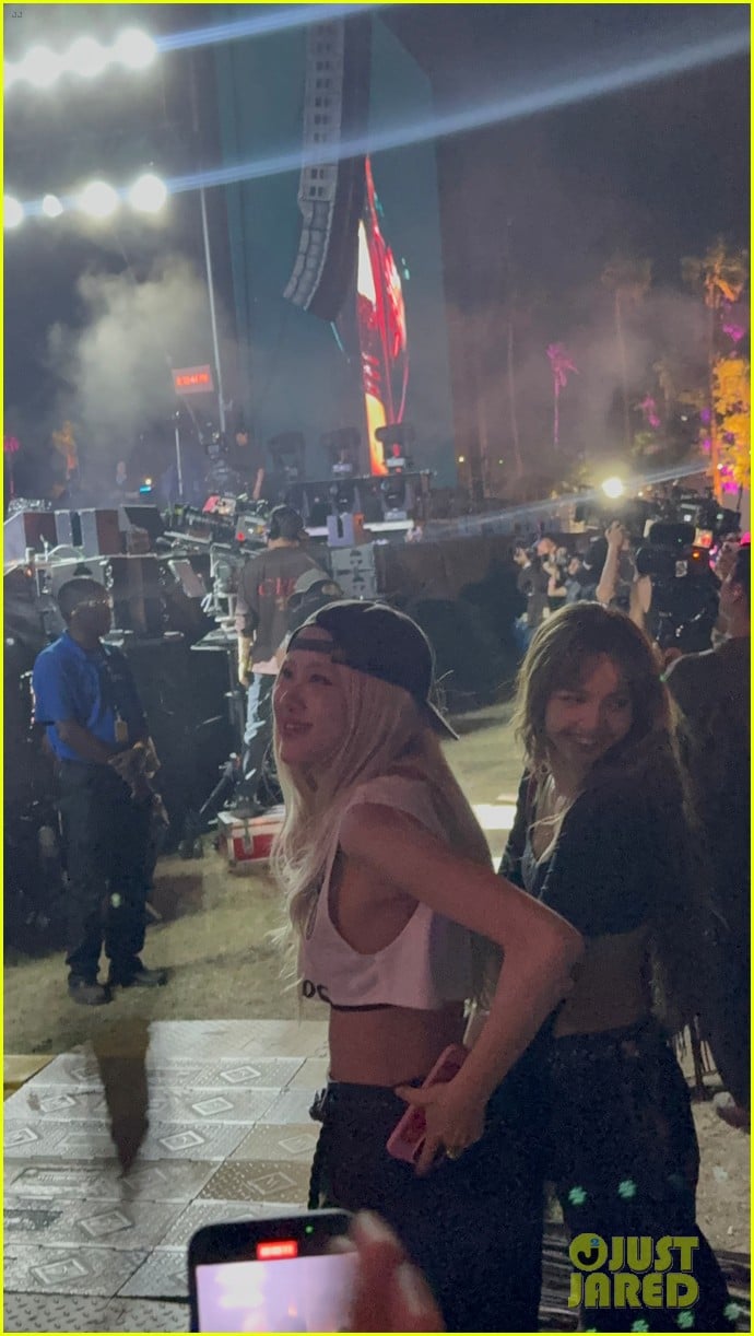 Blackpink's Jennie Gets Support from Lisa & Rosé at Coachella 2025 Set ...