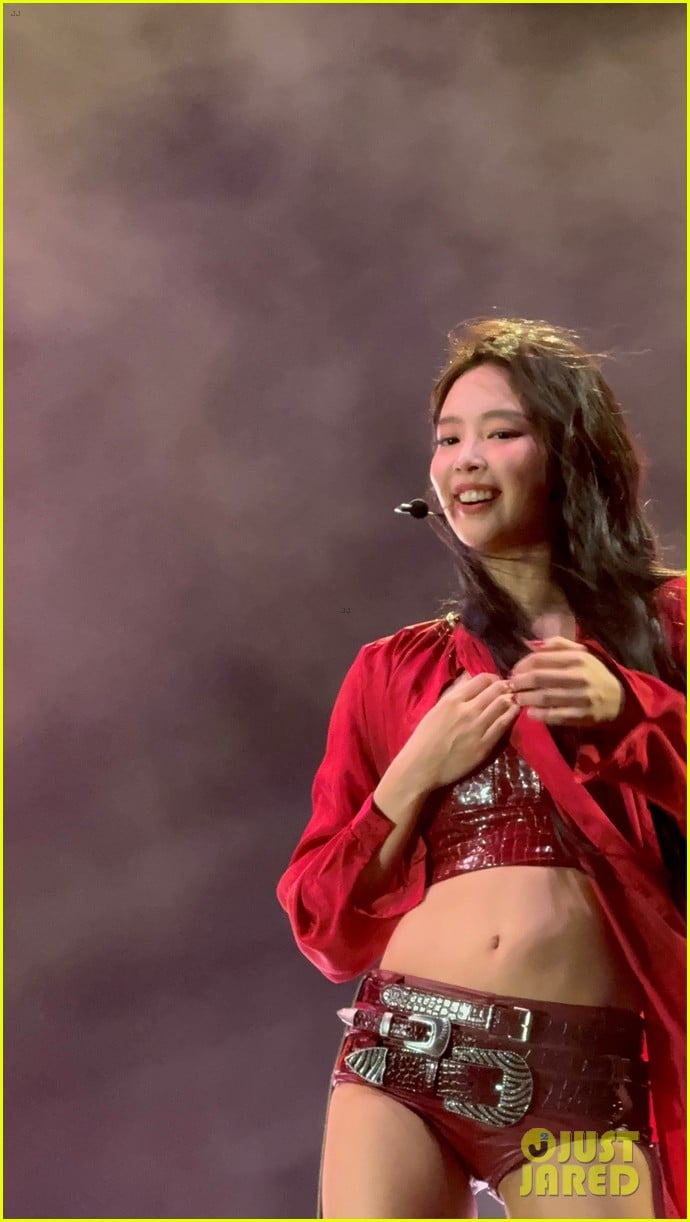 Blackpink's Jennie Gets Support from Lisa & Rosé at Coachella 2025 Set (Photos & Videos): Photo ...