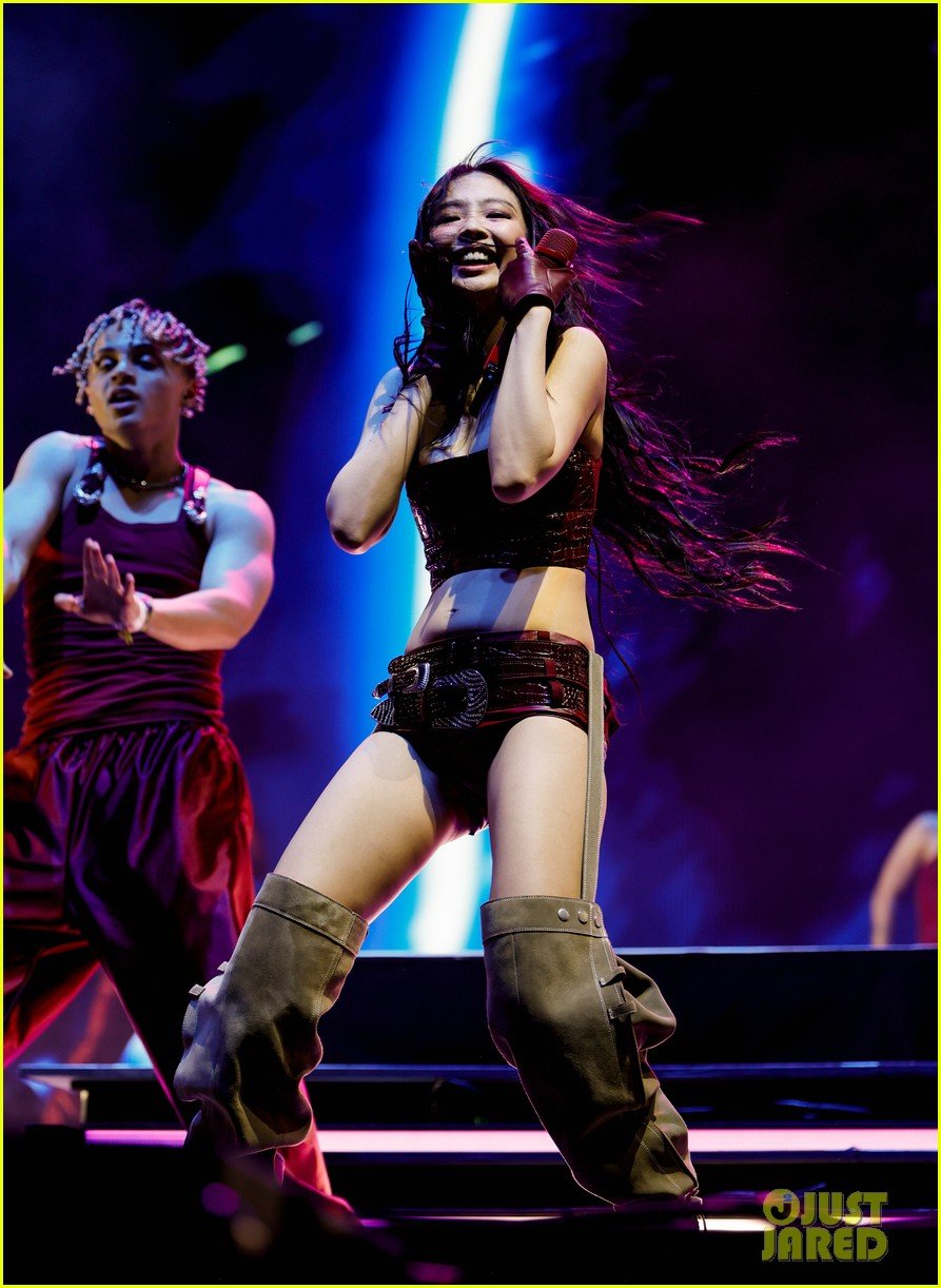 Blackpink's Jennie Gets Support from Lisa & Rosé at Coachella 2025 Set (Photos & Videos): Photo ...