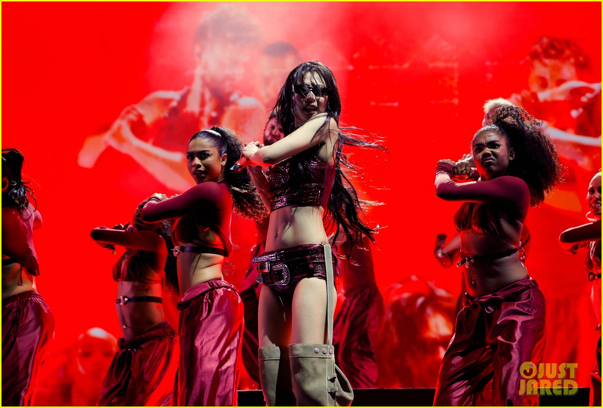 Blackpink's Jennie Gets Support from Lisa & Rosé at Coachella 2025 Set (Photos & Videos): Photo ...