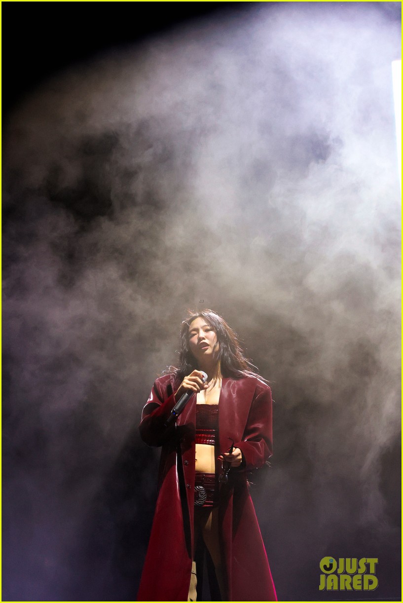 Blackpink's Jennie Gets Support from Lisa & Rosé at Coachella 2025 Set ...