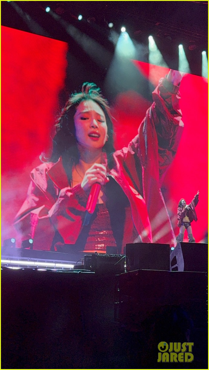 Blackpink's Jennie Gets Support from Lisa & Rosé at Coachella 2025 Set ...