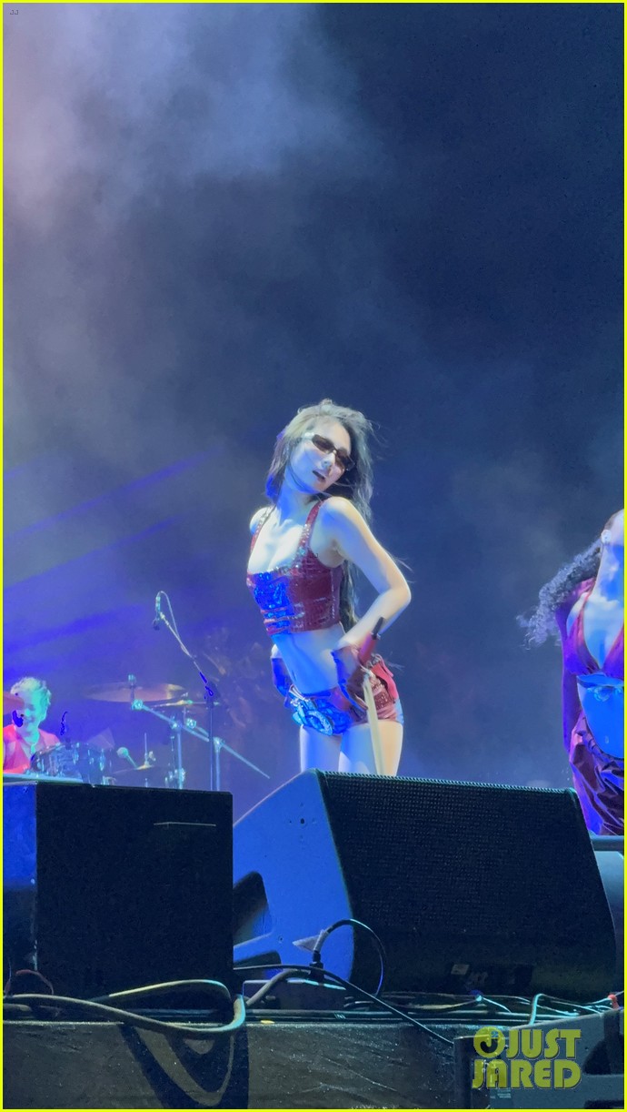 Blackpink's Jennie Gets Support from Lisa & Rosé at Coachella 2025 Set (Photos & Videos): Photo ...