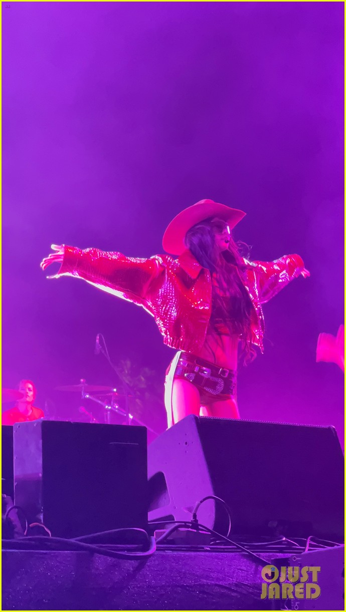 Blackpink's Jennie Gets Support from Lisa & Rosé at Coachella 2025 Set (Photos & Videos): Photo ...