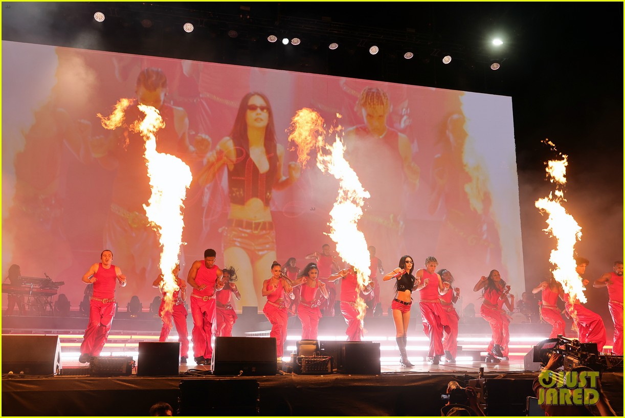 Jennie Serves Mugler Cowboy Glam During Weekend 2 Coachella Set: Photo ...