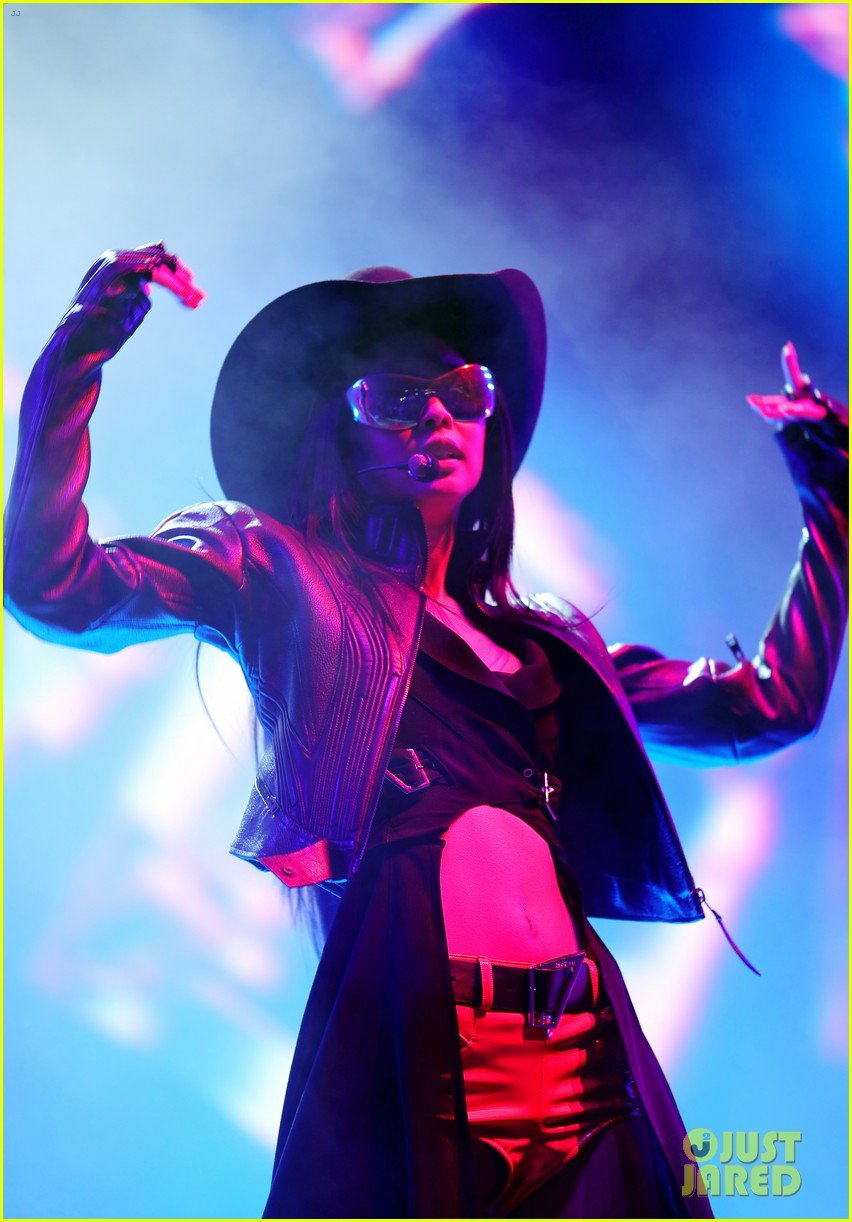 Jennie Serves Mugler Cowboy Glam During Weekend 2 Coachella Set: Photo ...