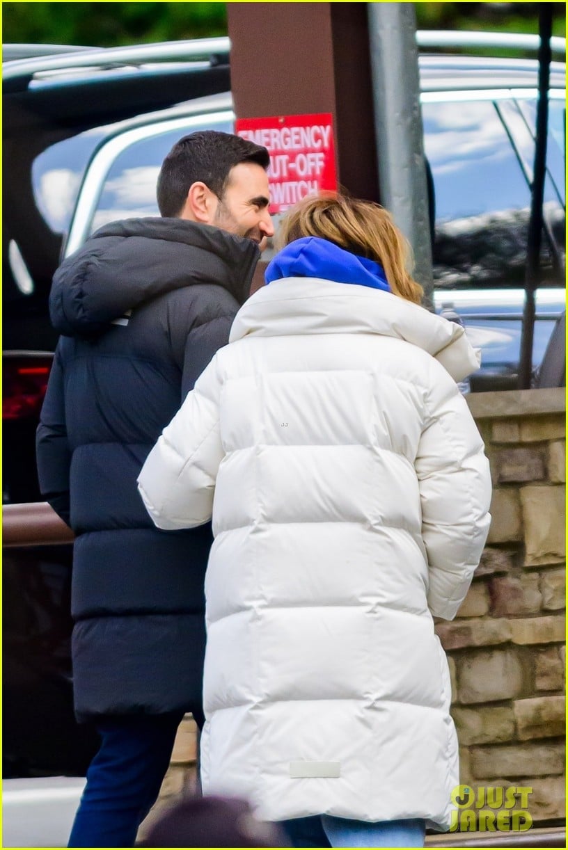 Jennifer Lopez Reps New York Giants, Bundles Up On Set of Rom-Com 'Office Romance' With Brett ...