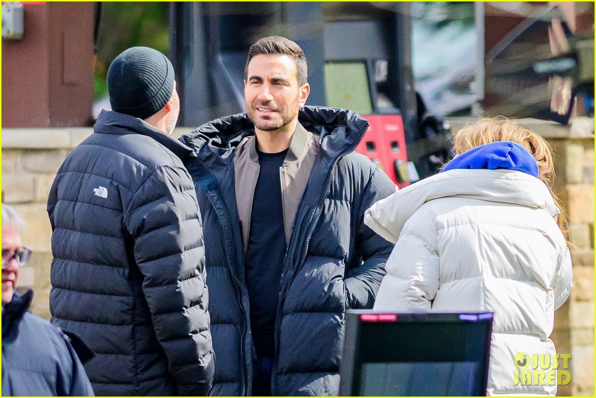 Jennifer Lopez Reps New York Giants, Bundles Up On Set of Rom-Com ...