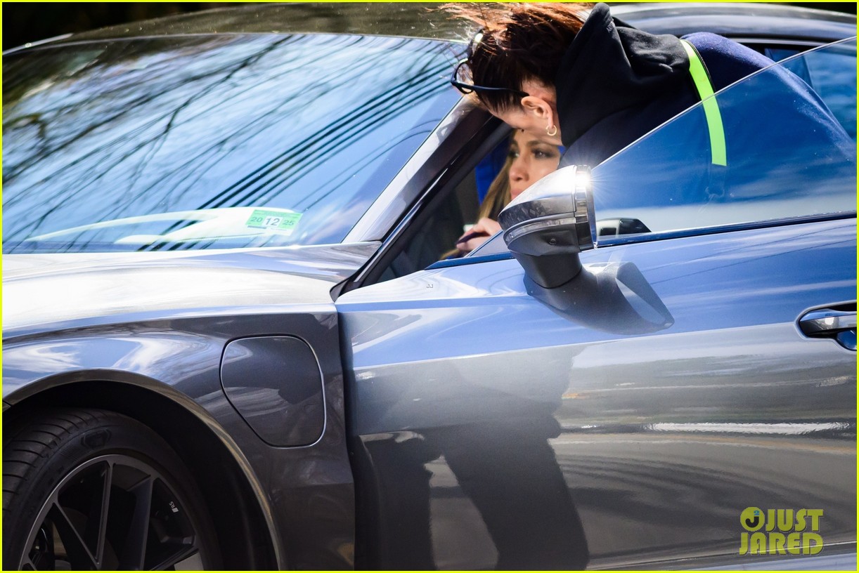 Jennifer Lopez Reps New York Giants, Bundles Up On Set of Rom-Com ...