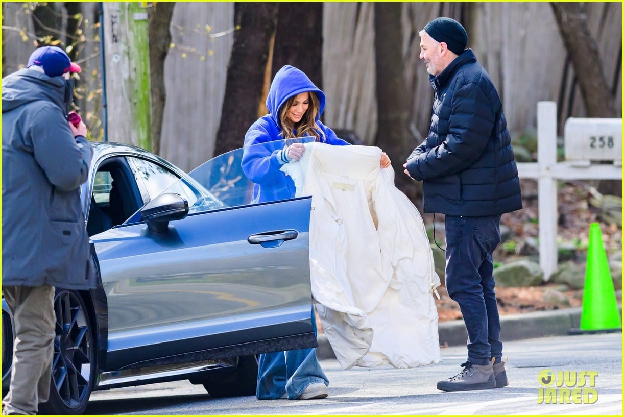 Jennifer Lopez Reps New York Giants, Bundles Up On Set of Rom-Com ...