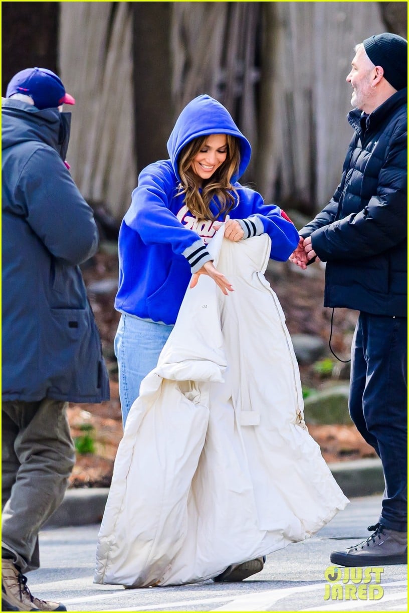 Jennifer Lopez Reps New York Giants, Bundles Up On Set of Rom-Com ...