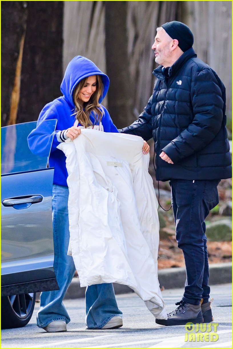 Jennifer Lopez Reps New York Giants, Bundles Up On Set of Rom-Com ...
