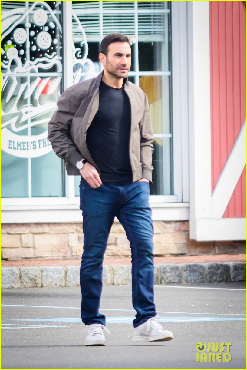 Jennifer Lopez Reps New York Giants, Bundles Up On Set of Rom-Com ...