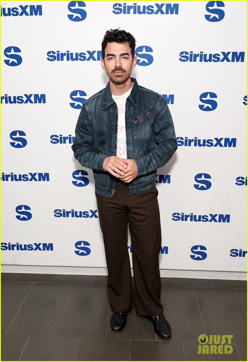 Joe Jonas Settles Fan Debate Over His Eye Color With New Instagram Post ...