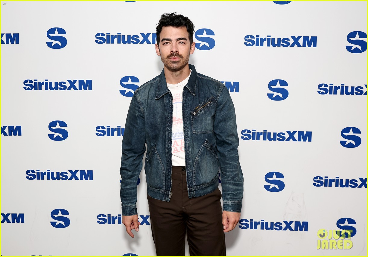 Joe Jonas Settles Fan Debate Over His Eye Color With New Instagram Post ...