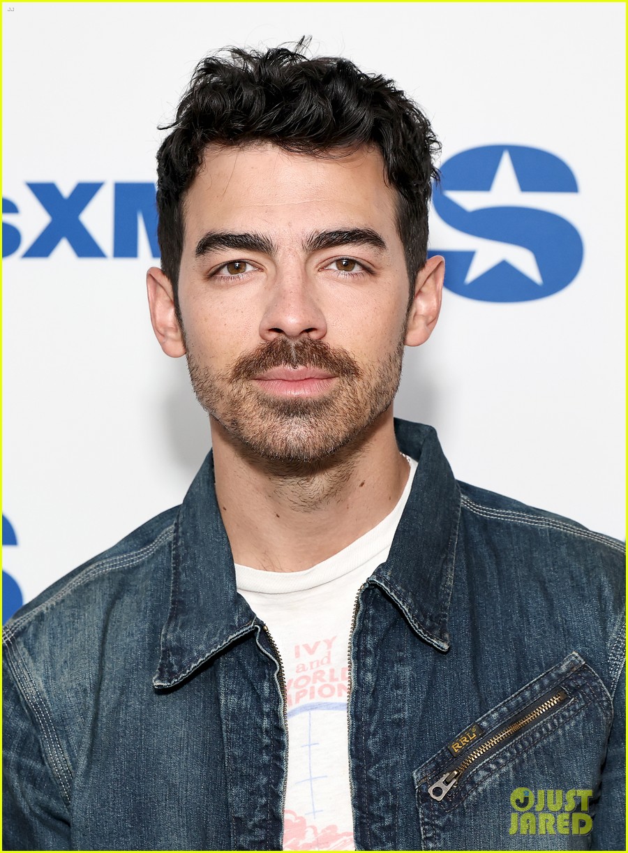 Joe Jonas Settles Fan Debate Over His Eye Color With New Instagram Post ...
